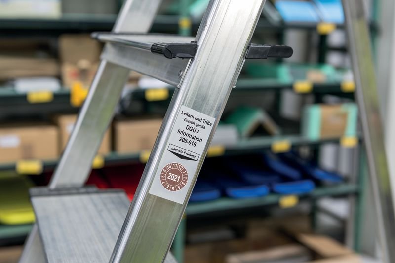 Leitern und Tritte Geprüft gemäß DGUV - Grundplaketten nach DGUV ...